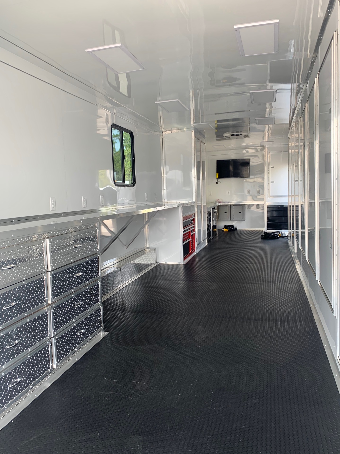 TOP 3 BENEFITS OF USING MOBILE OFFICE TRAILERS - Renown Cargo Trailers
